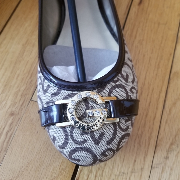 G by Guess | Shoes | New In Box G By Guess Daisy Flats Panna Size 75 ...